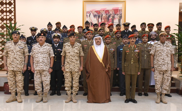وزير شؤون الدفاع يستقبل وفدا من كلية القيادة والأركان بوزارة الدفاع